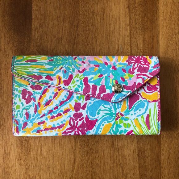 Lilly Pulitzer | Bags | Lilly Pulitzer Wallte Its Always Sunny ...